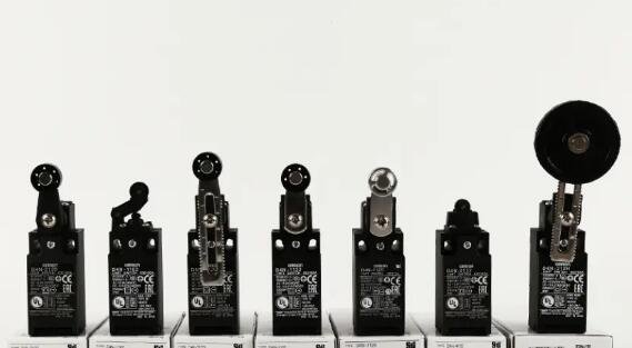 OMRON D4N-4C32 Switch